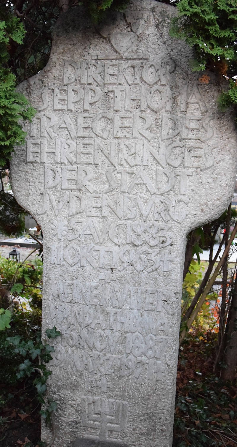 Grabsteine: Thoma: ADLER Heraldisch-Genealogische Gesellschaft, Wien